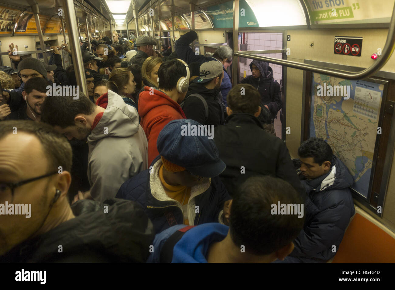 Overcrowded subway train at the rush hour in New York City Stock Photo ...
