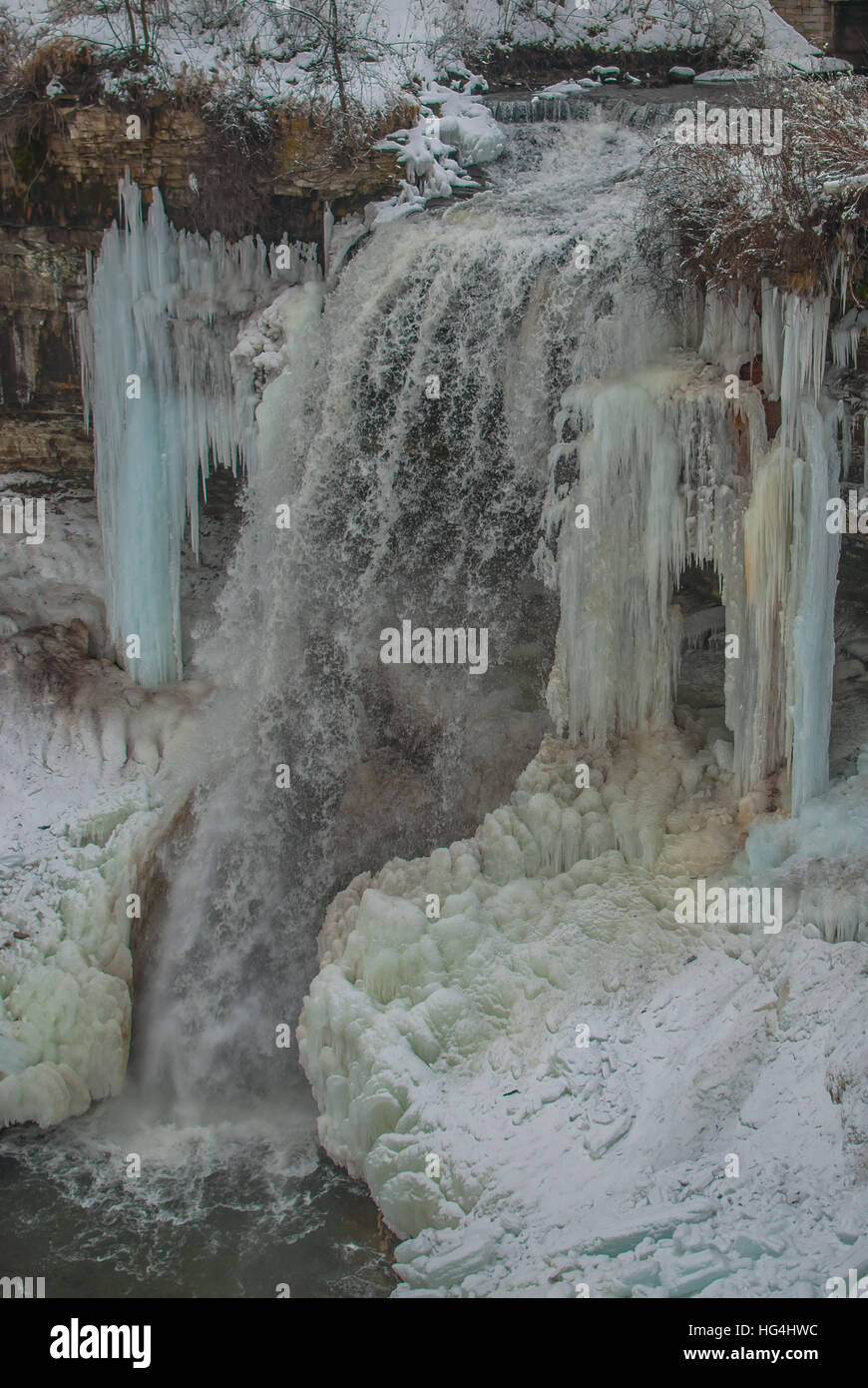 Rushing water between frozen ice flows at Minnehaha Falls, Minneapolis ...