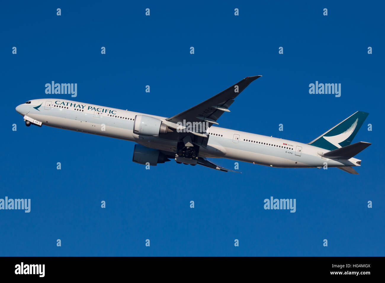 Cathay pacific crew hi-res stock photography and images - Alamy