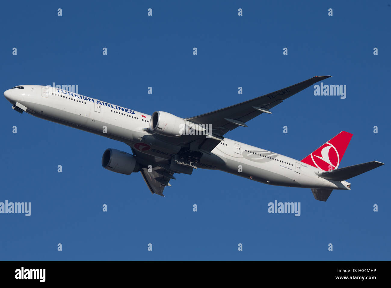 Boeing 777 cabin hi-res stock photography and images - Alamy