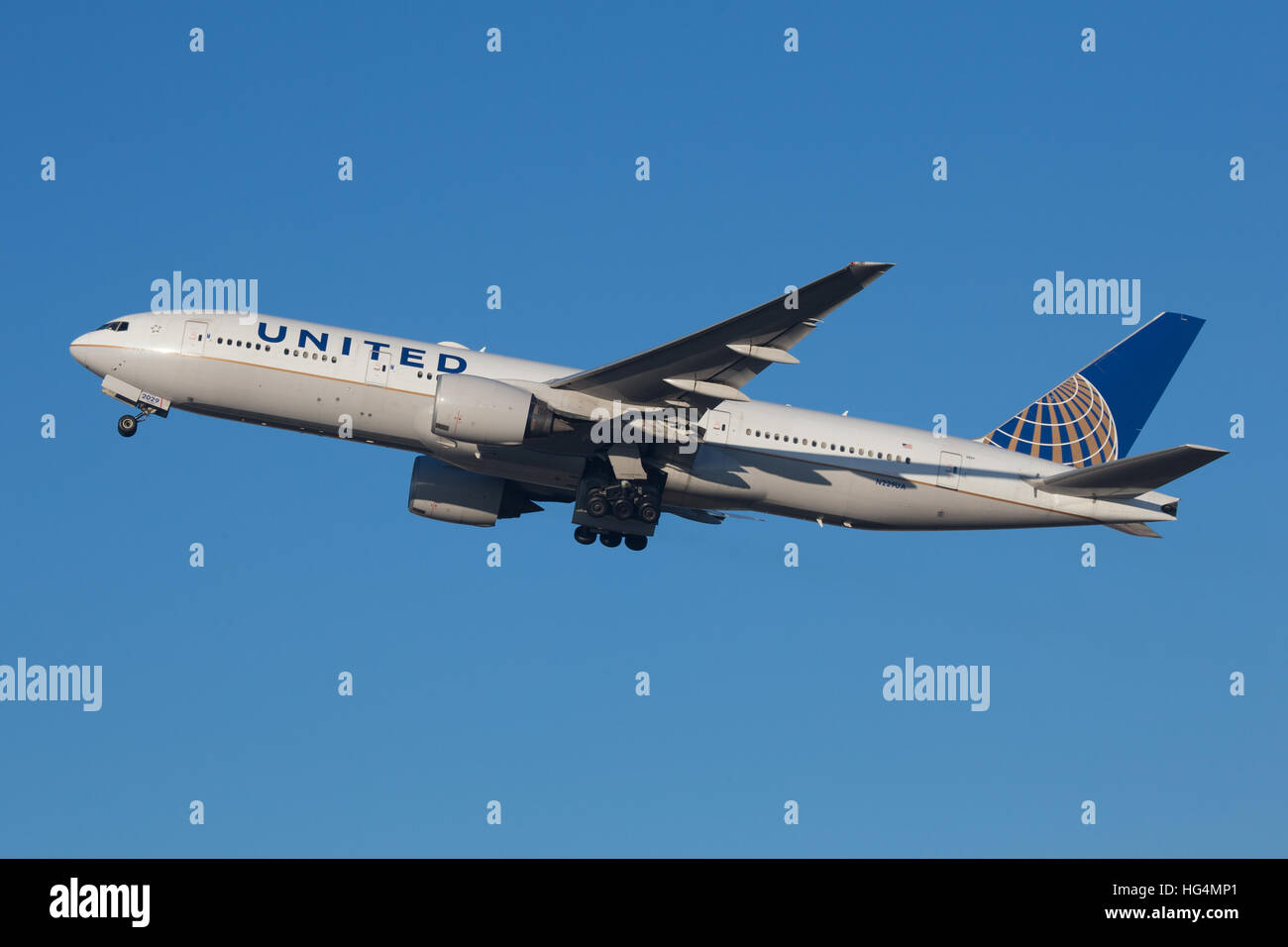 United airlines boeing 777 cabin hi-res stock photography and images ...