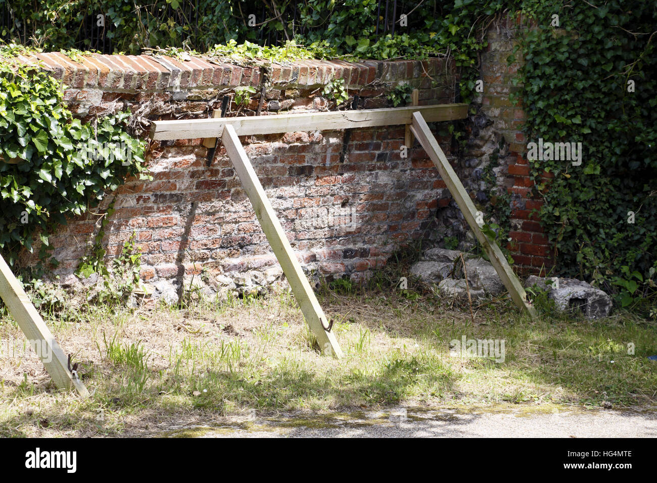 Collapsing hi-res stock photography and images - Alamy