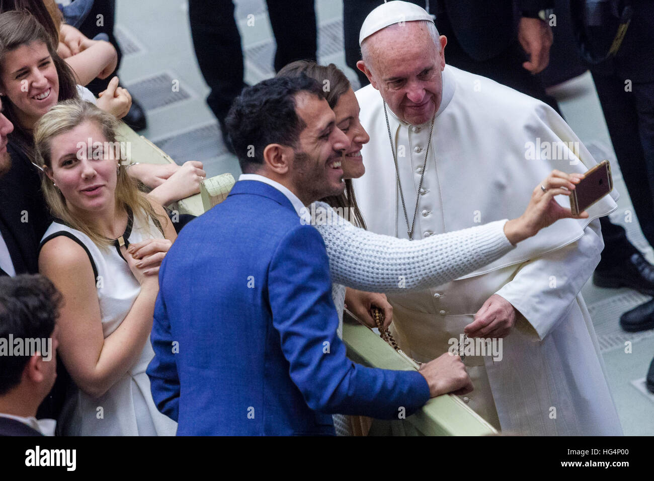 Vatican City, Vatican. 04th Jan, 2017. Pope Francis poses for a selfie ...