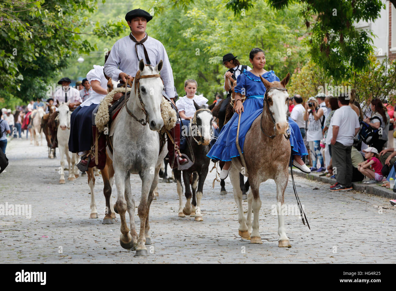 Cowboys on horses hi-res stock photography and images - Alamy