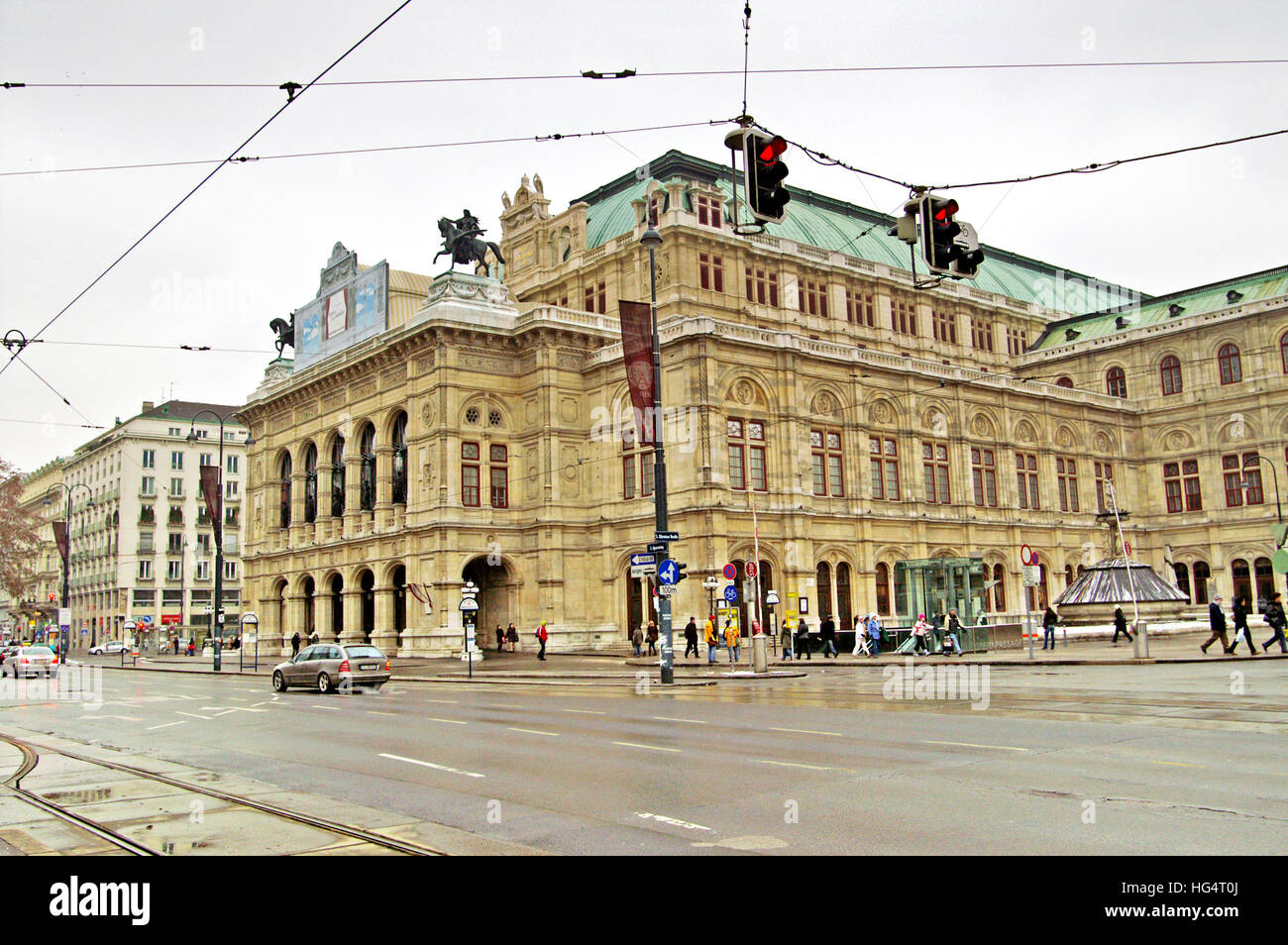 VIENNA, AUSTRIA - JANUARY 02, 2008: Building of Vienna State Opera ...