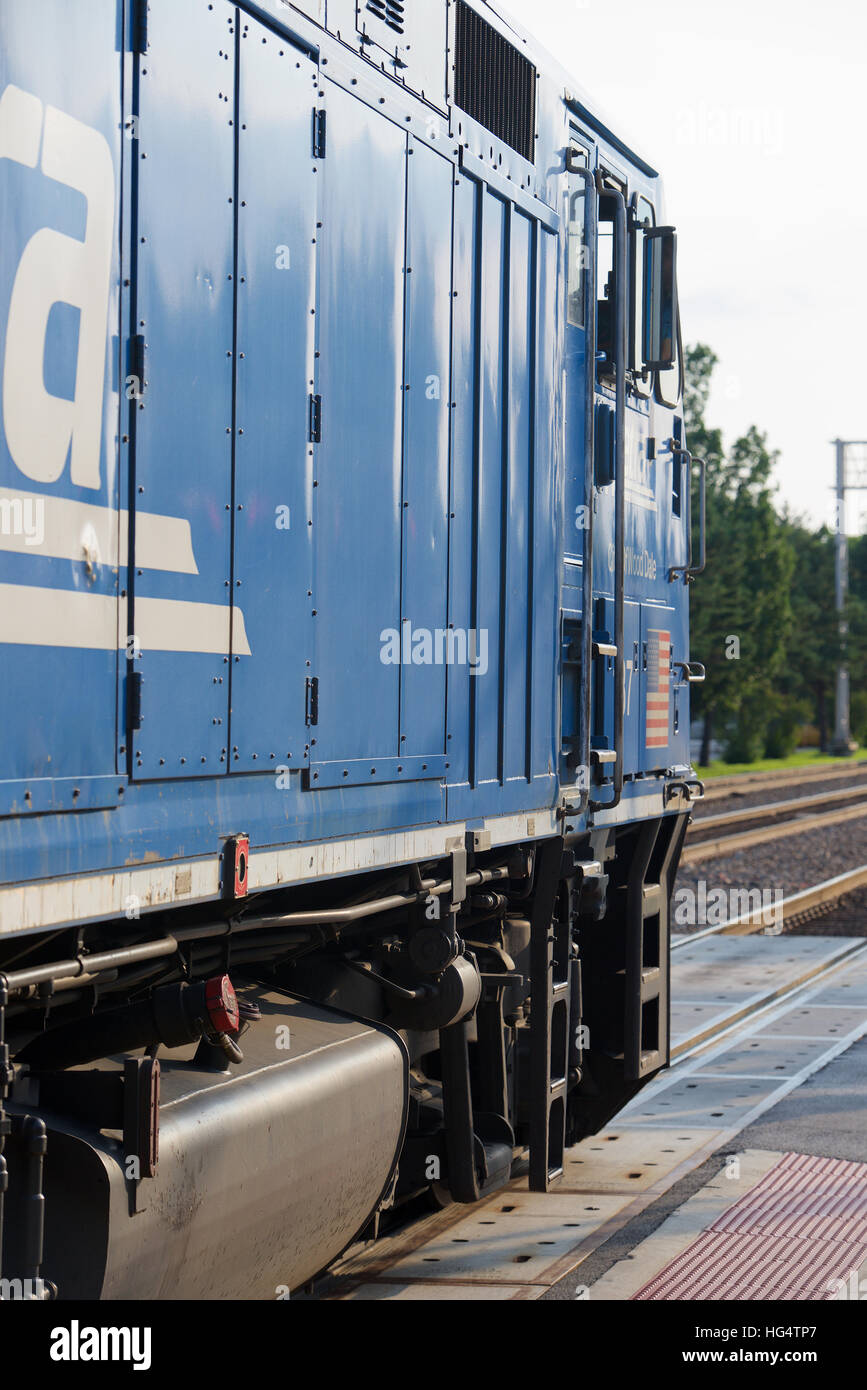 Metra train crossing hi-res stock photography and images - Alamy