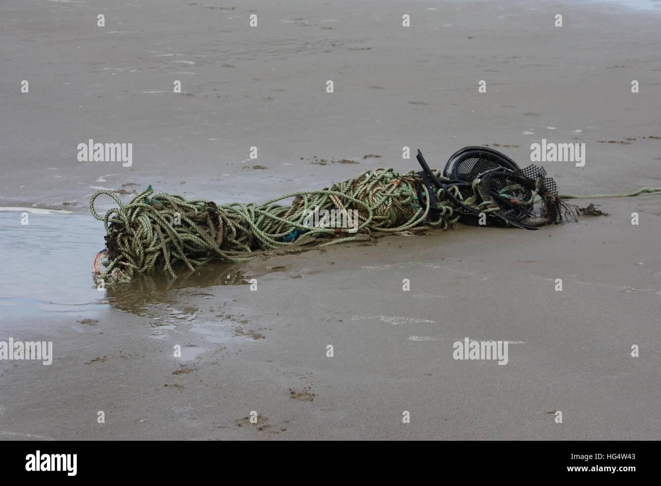 Old rope on the beach hi-res stock photography and images - Alamy