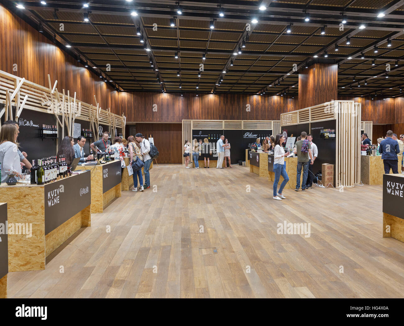 Exhibition booths man hi-res stock photography and images - Alamy