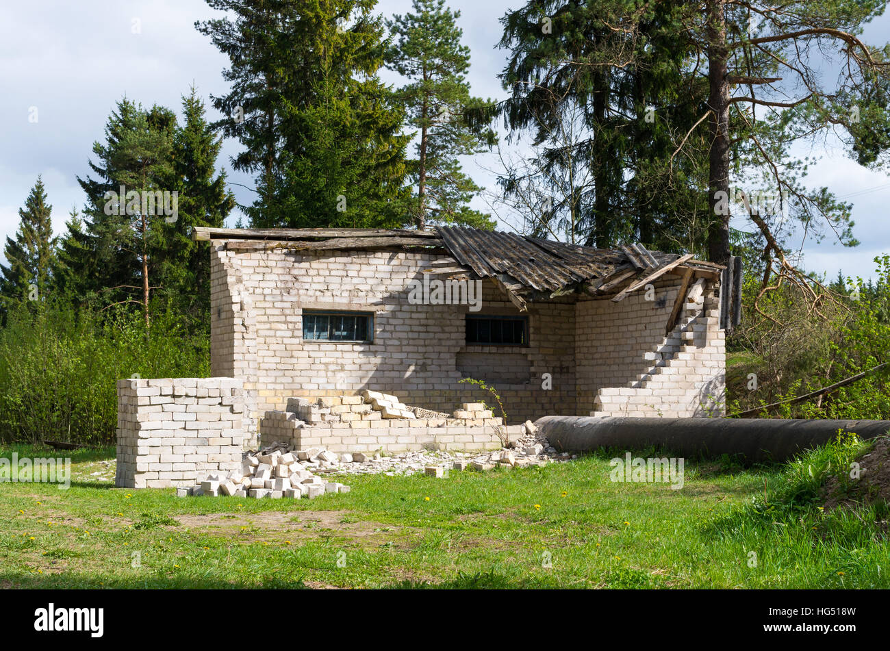 Broken buildings hi-res stock photography and images - Alamy