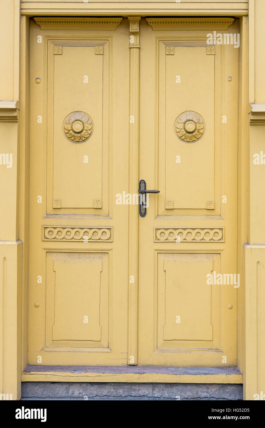 Light yellow building hi-res stock photography and images - Alamy