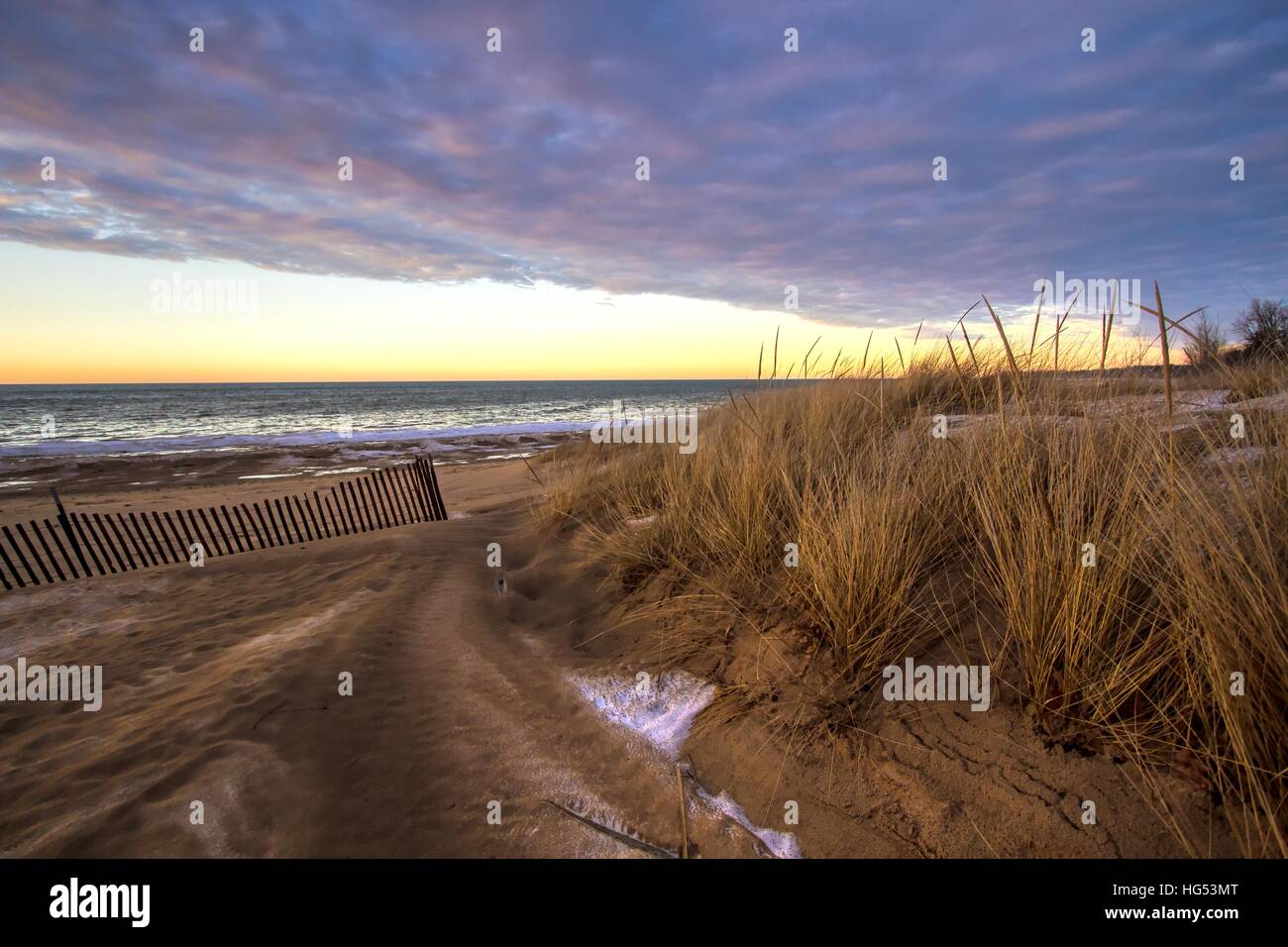 Winter Sunset On The Great Lakes Coast. Sunset horizon on the windswept ...