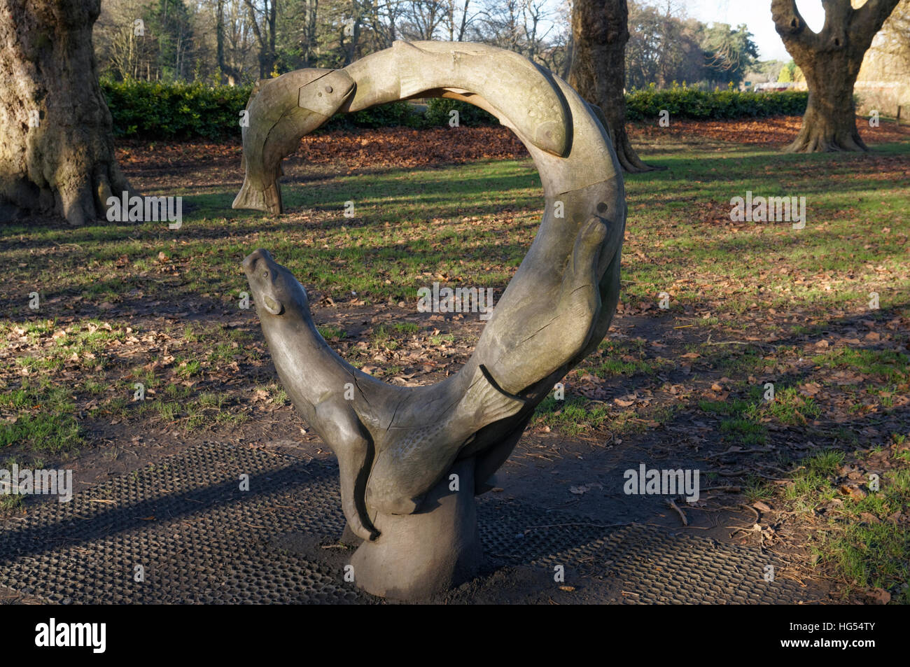 Otter sculpture hi-res stock photography and images - Alamy