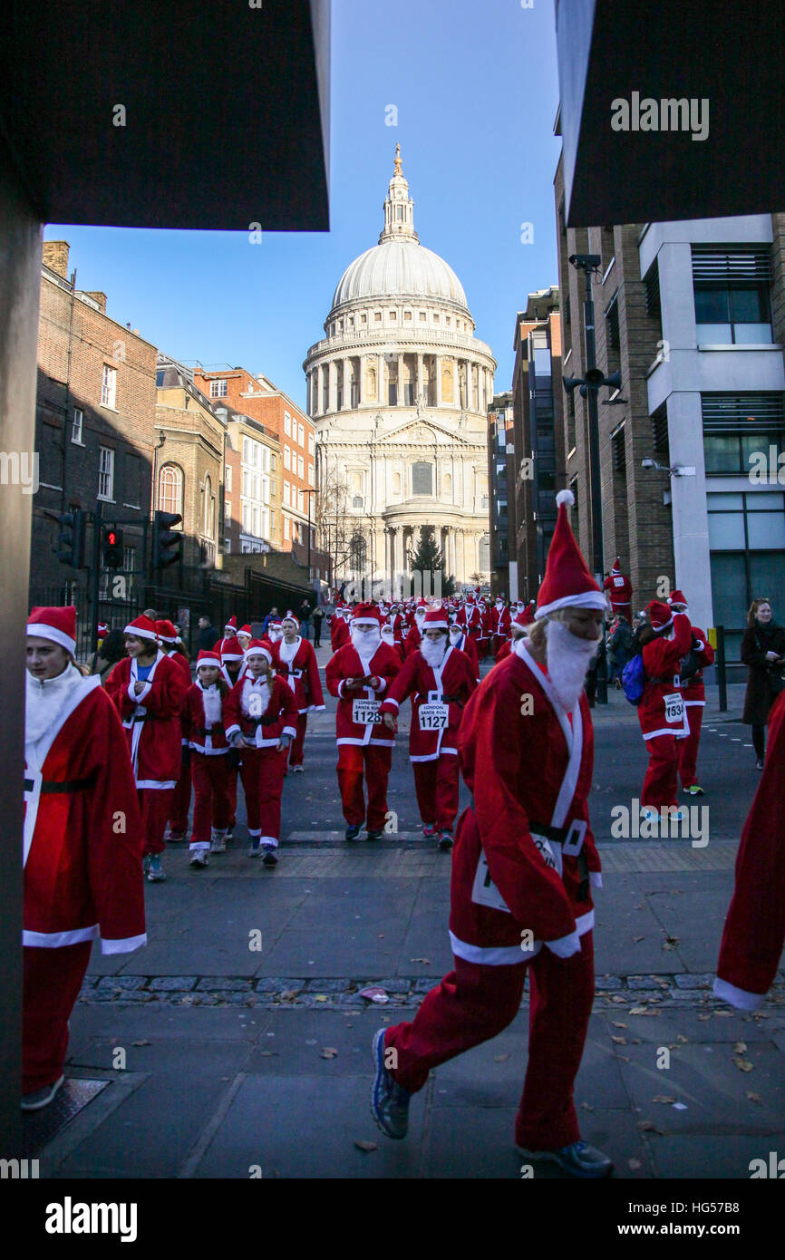 Santa london cathedral hi-res stock photography and images - Alamy