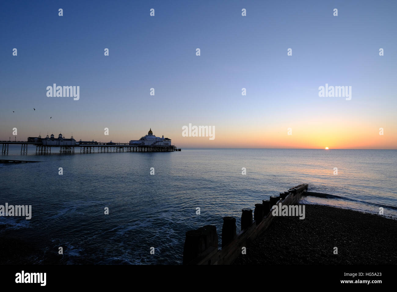 Eastbourne seafront beach and promenade at sunrise hi-res stock ...
