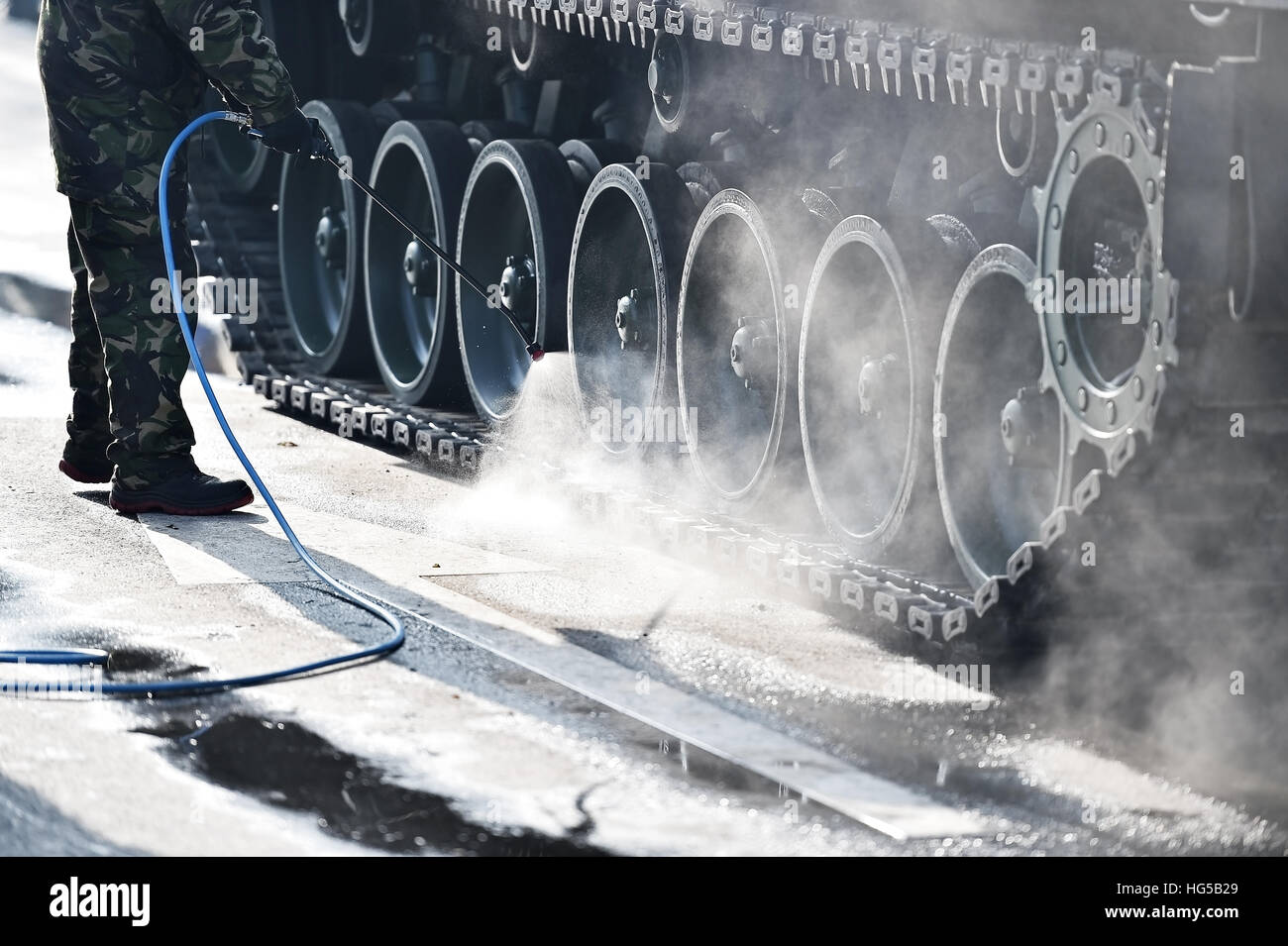 Wheel of army tank hi-res stock photography and images - Alamy