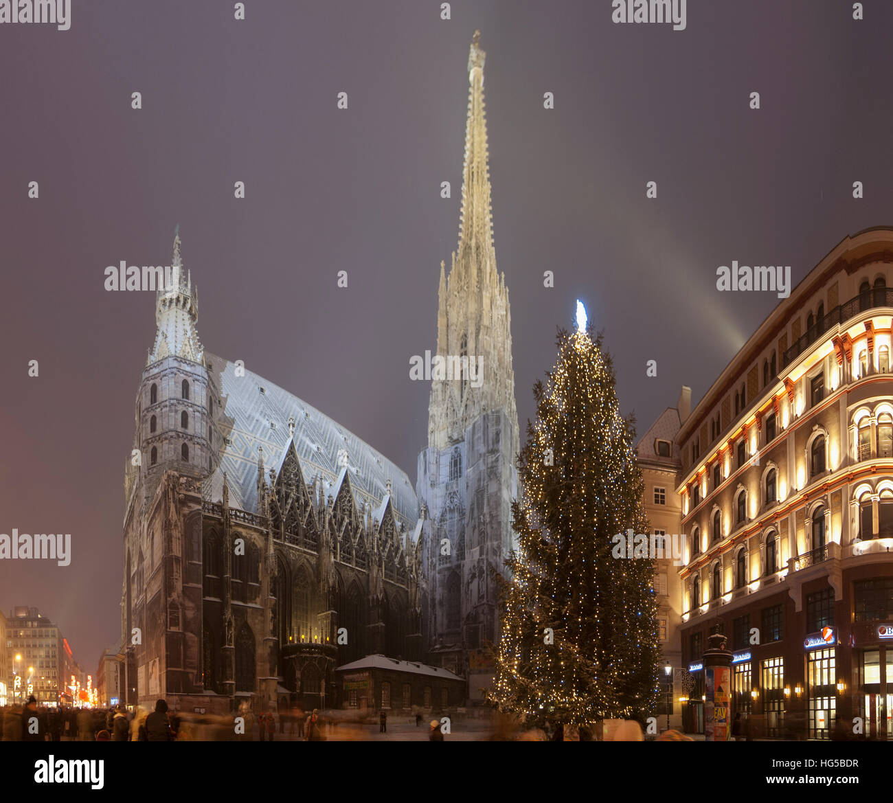 St stephens cathedral night vienna hi-res stock photography and images ...