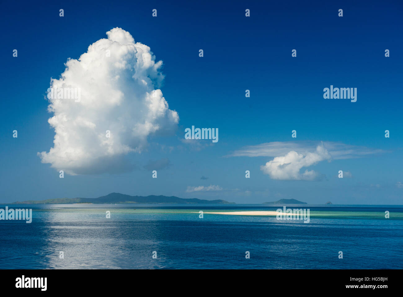Sand bank in the flat ocean, Mamanuca Islands, Fiji, South Pacific ...
