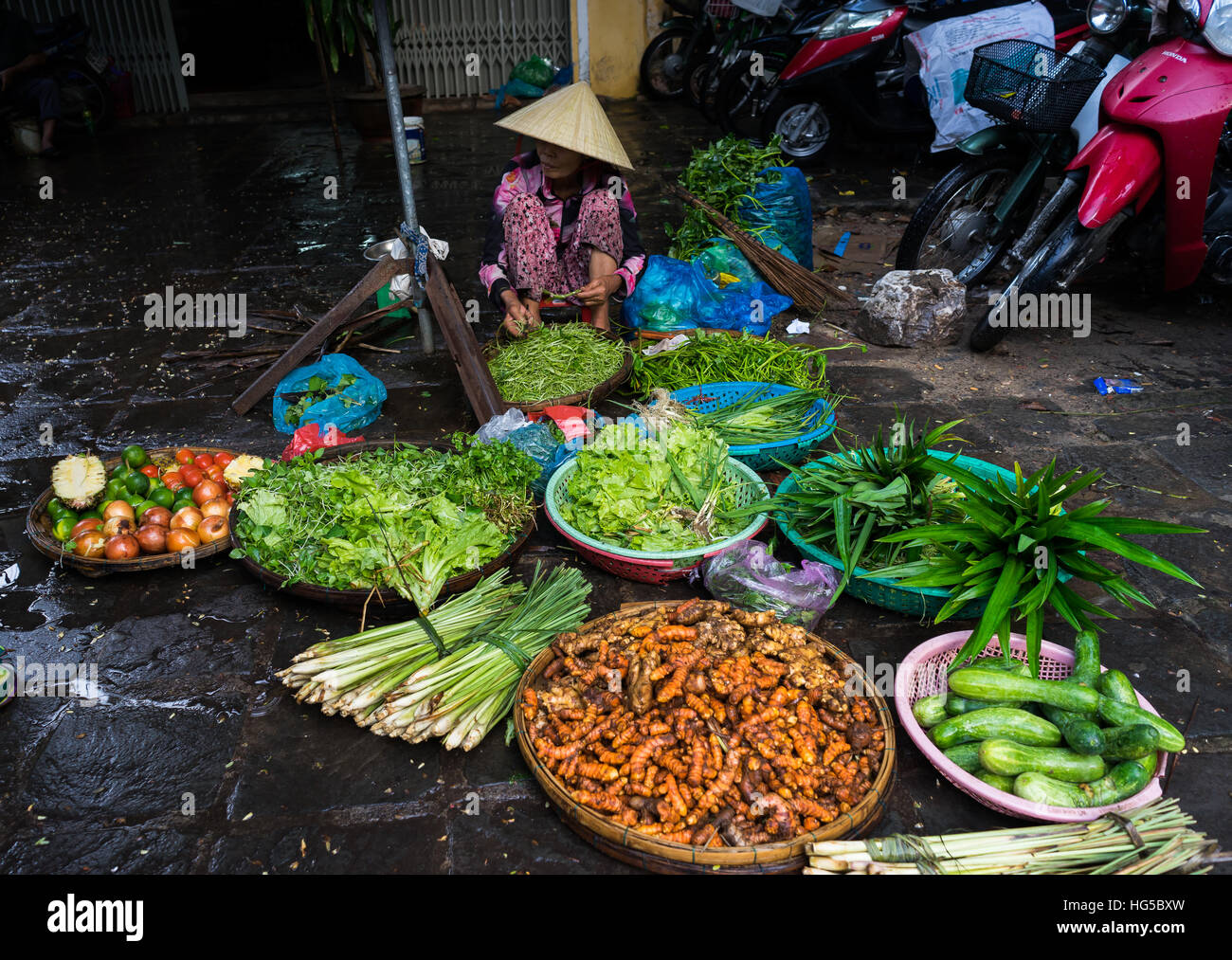 Vietnamese vegetable market hi-res stock photography and images - Alamy