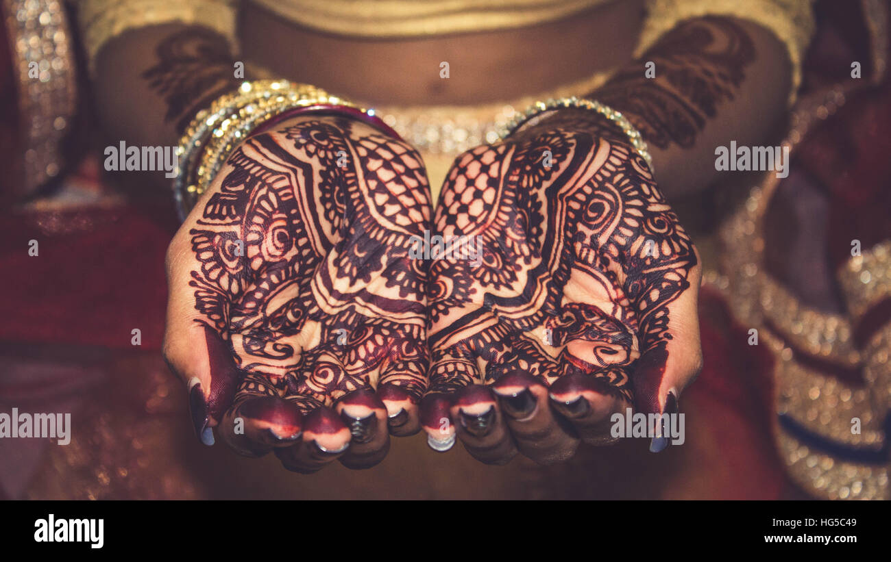indian bride mendhi Stock Photo - Alamy