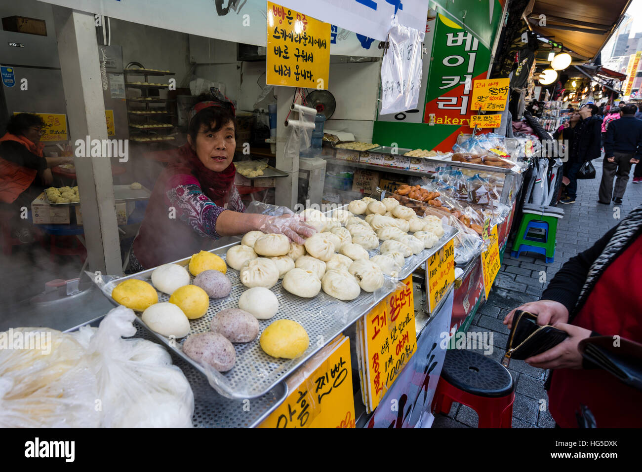 Wangmandu (giant dumpling) Takeaway shop in Namdaemun Market, Seoul ...