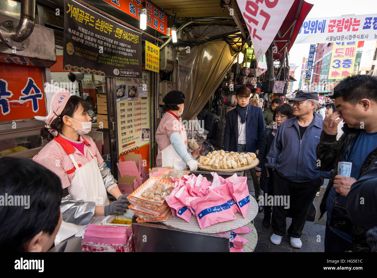 Dumpling stall hi-res stock photography and images - Alamy