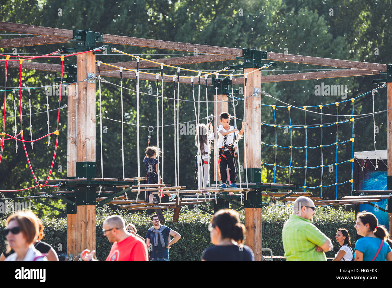 Kids climbing ropes hi-res stock photography and images - Alamy