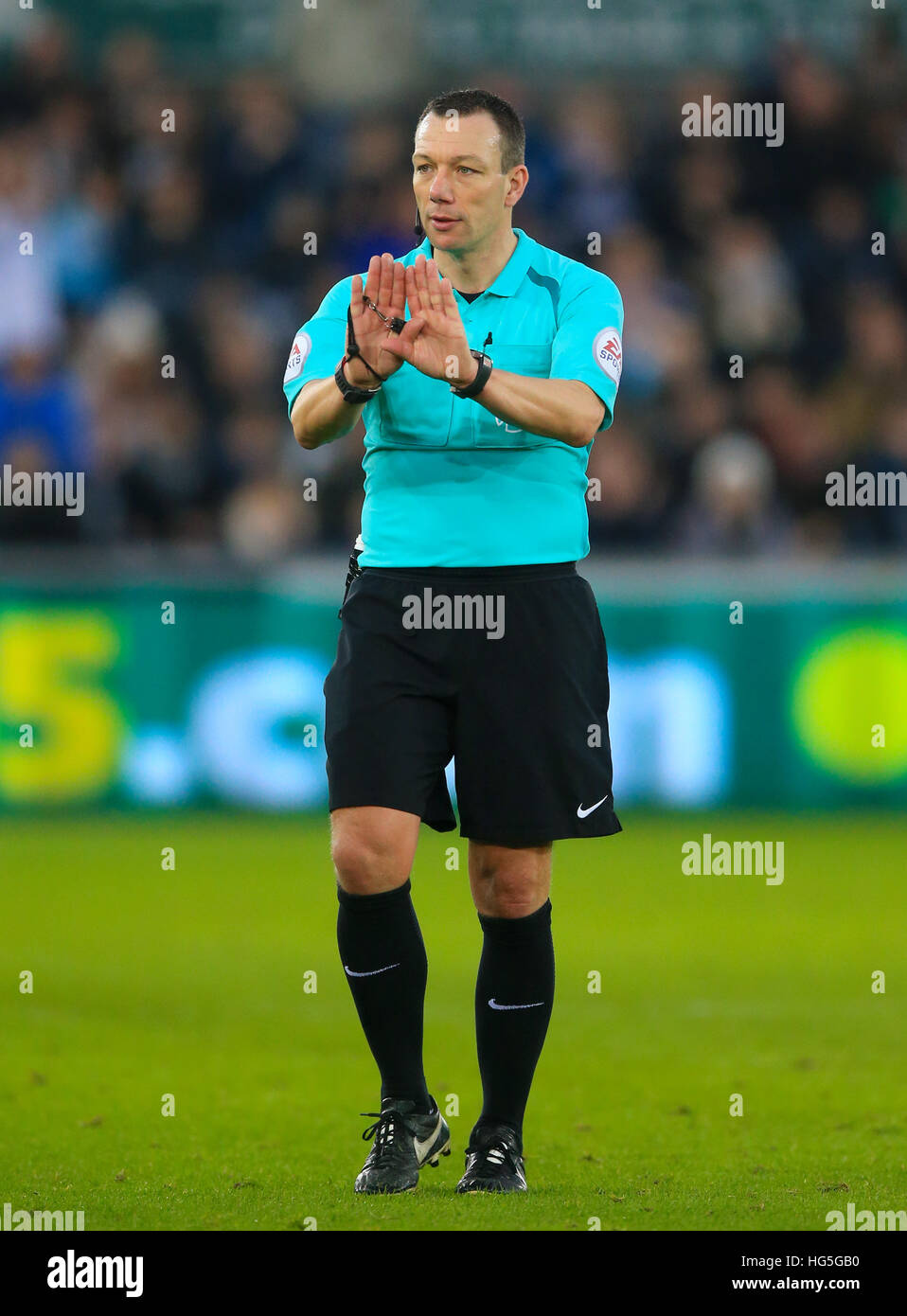 Referee Kevin Friend Stock Photo - Alamy