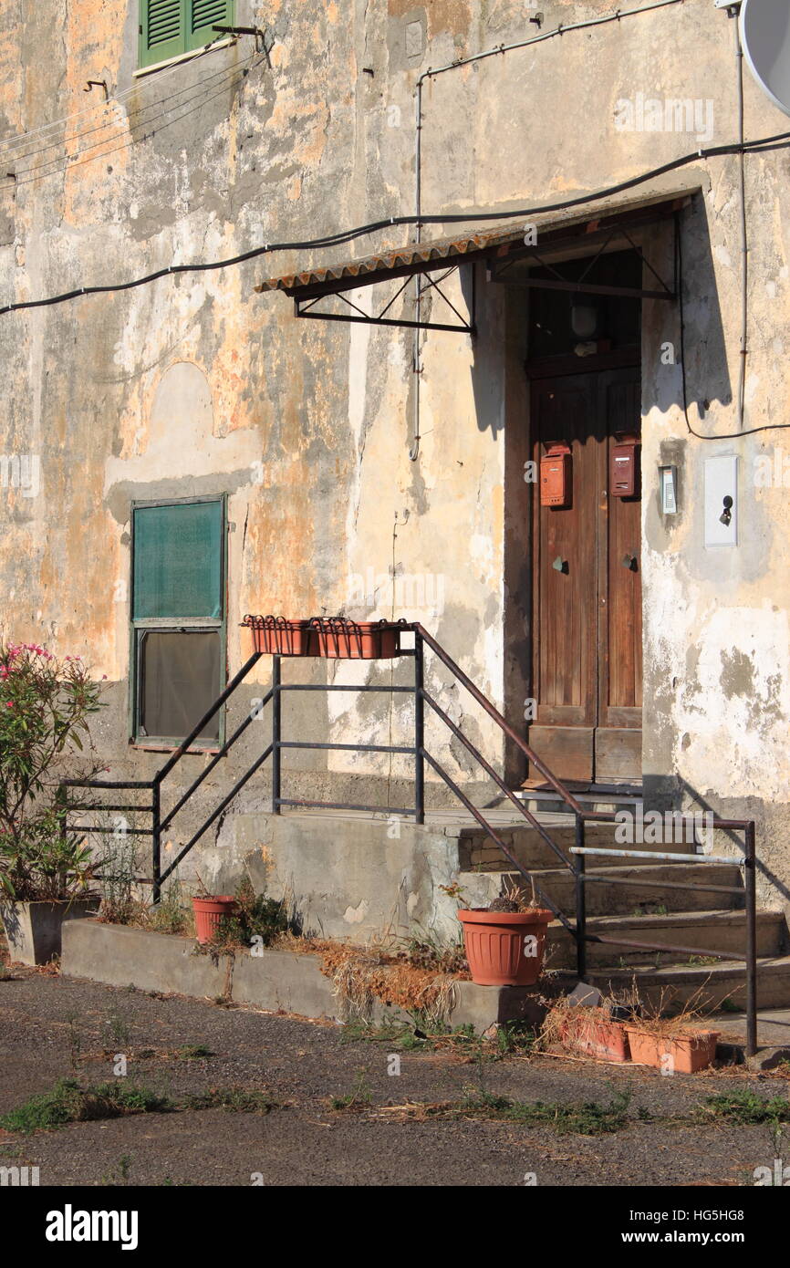 Crumbling building hi-res stock photography and images - Alamy