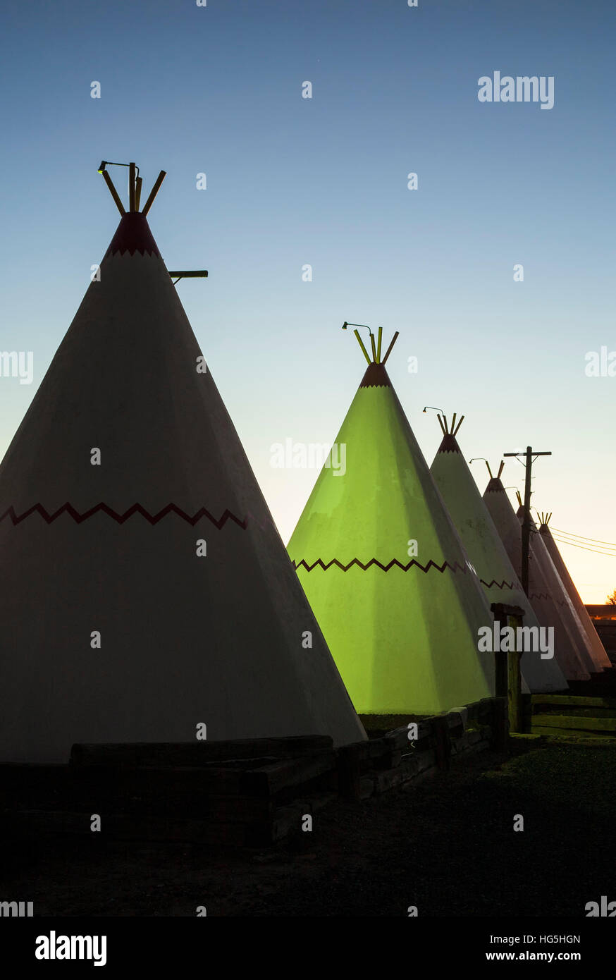 Teepees, wigwams at twilight, Wigwam Motel, Holbrook, Arizona USA Stock ...