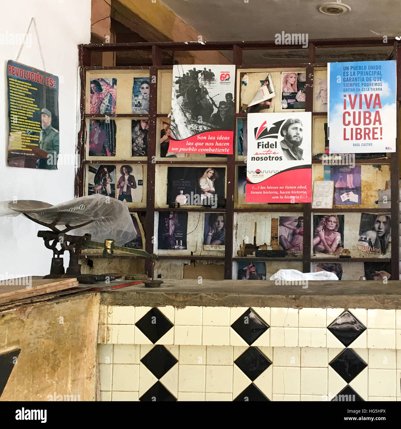 Empty shop following business hi-res stock photography and images - Alamy