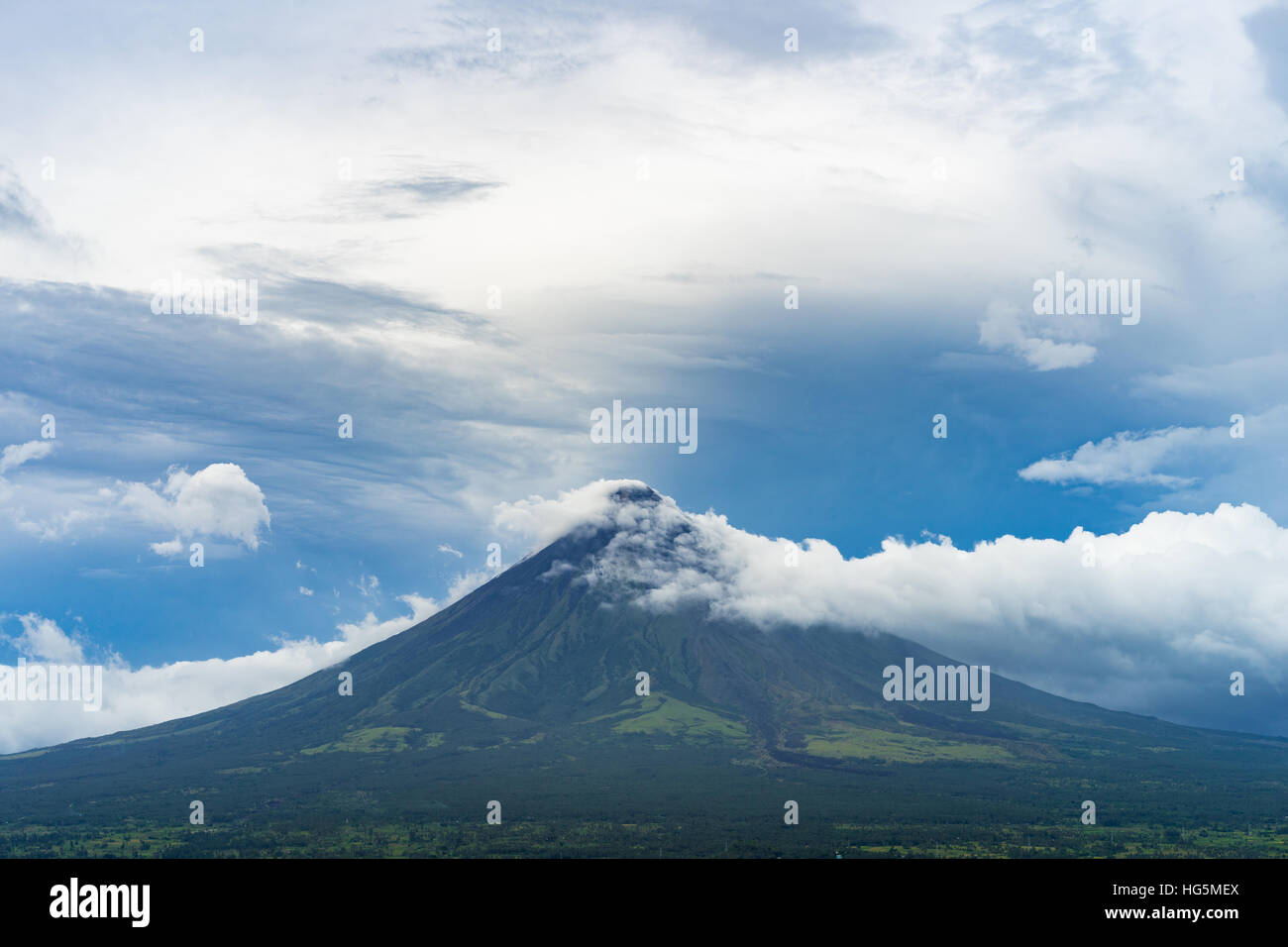 Mayon volcano hi-res stock photography and images - Alamy