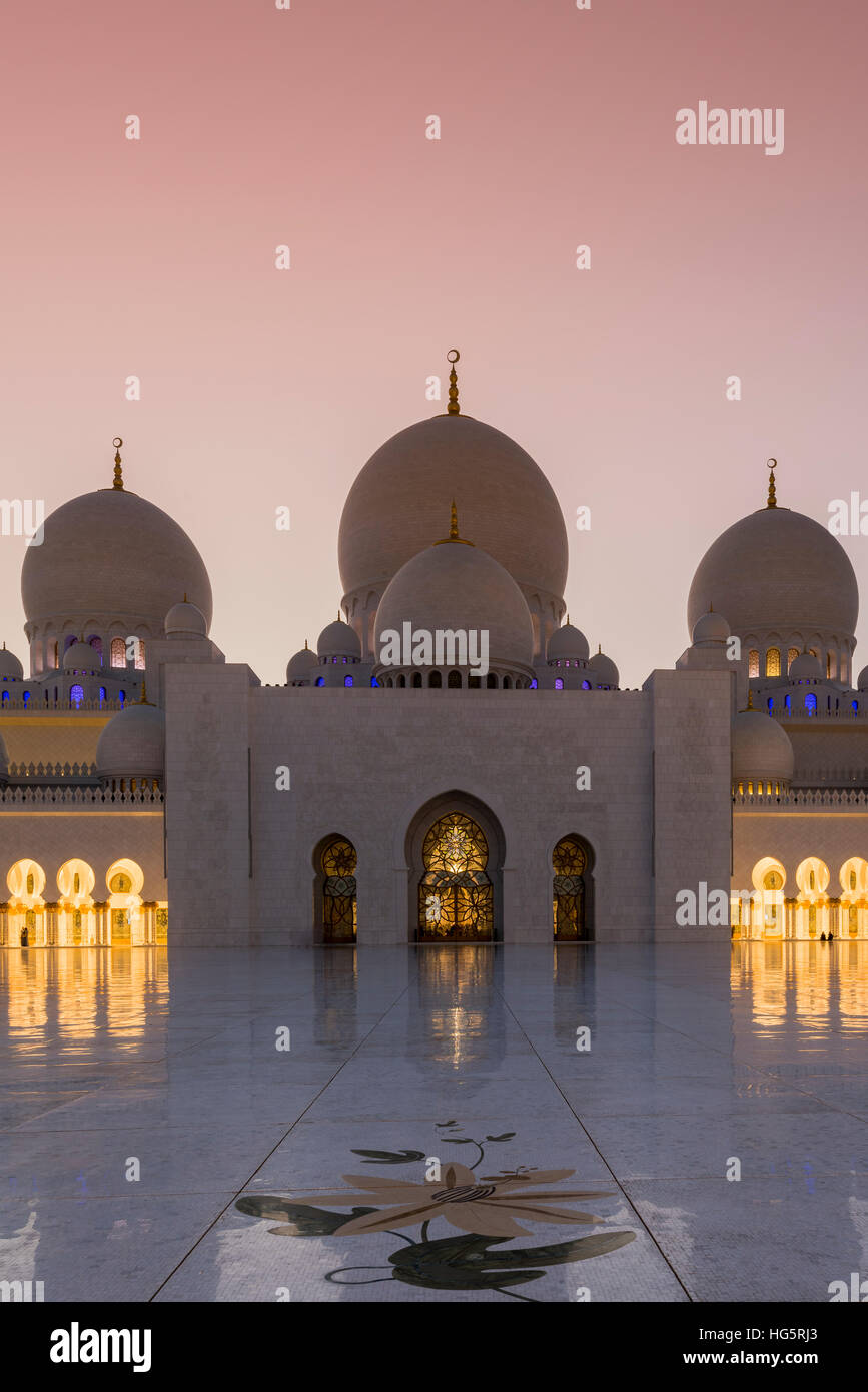Sheikh Zayed Mosque at sunset, Abu Dhabi, United Arab Emirates Stock ...