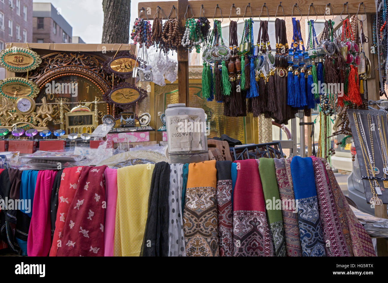 Muslim charity hi-res stock photography and images - Alamy