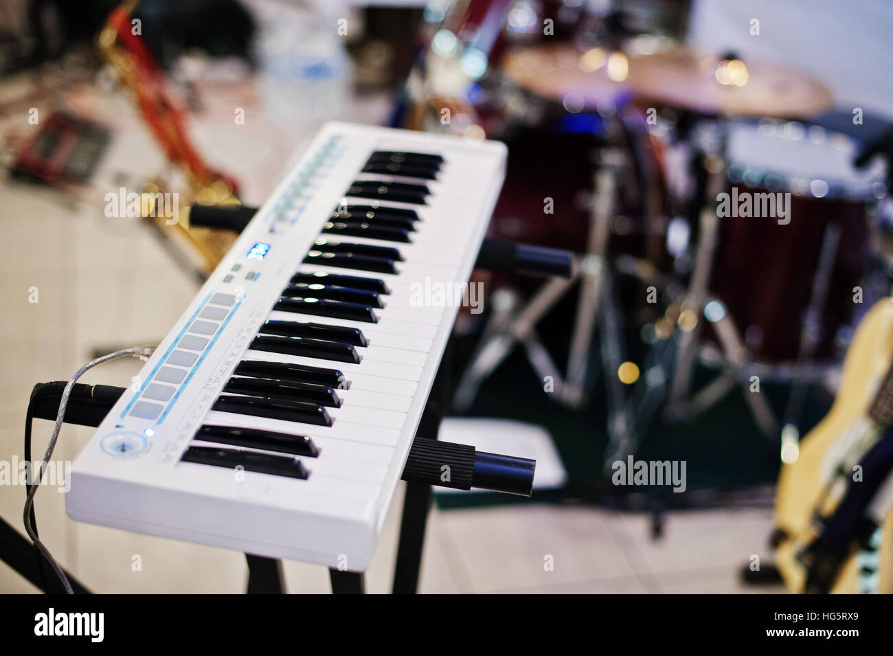 Electric piano synthesizer keyboard on stage Stock Photo - Alamy