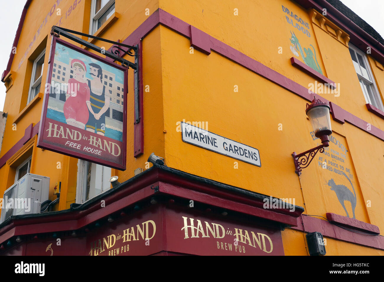 Hand in hand pub hi-res stock photography and images - Alamy