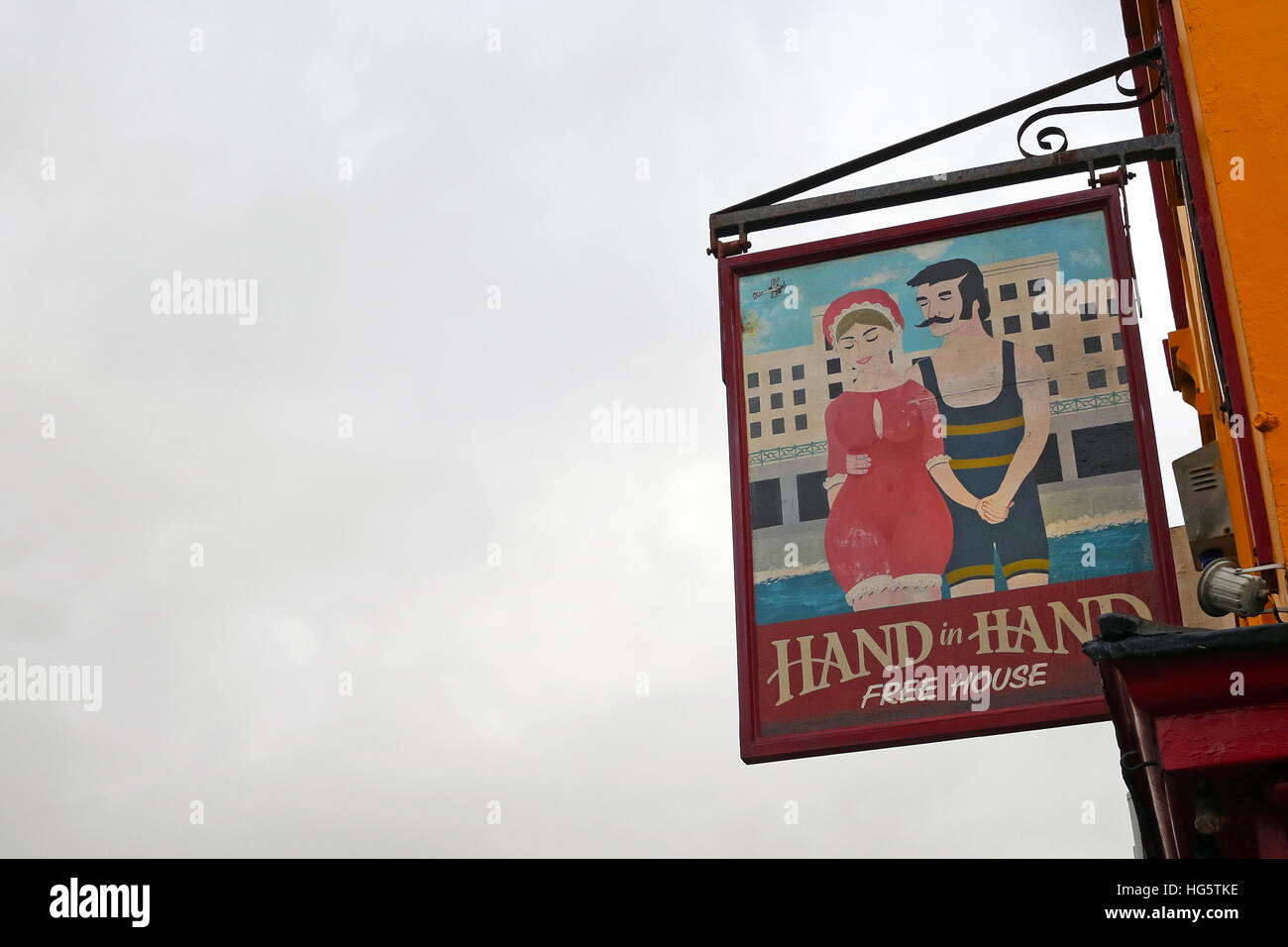 Hand in hand pub hi-res stock photography and images - Alamy