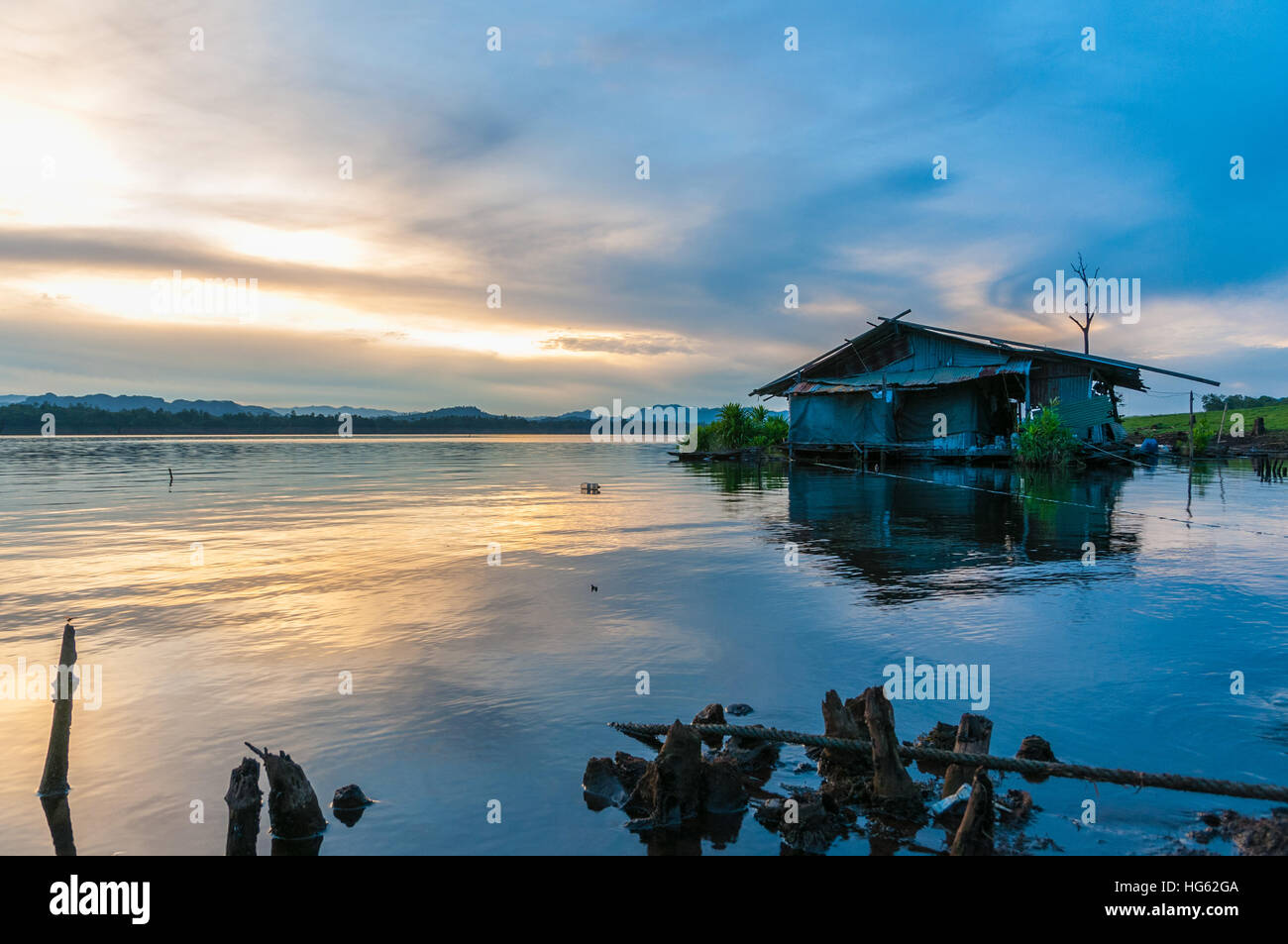 Raft house hi-res stock photography and images - Alamy