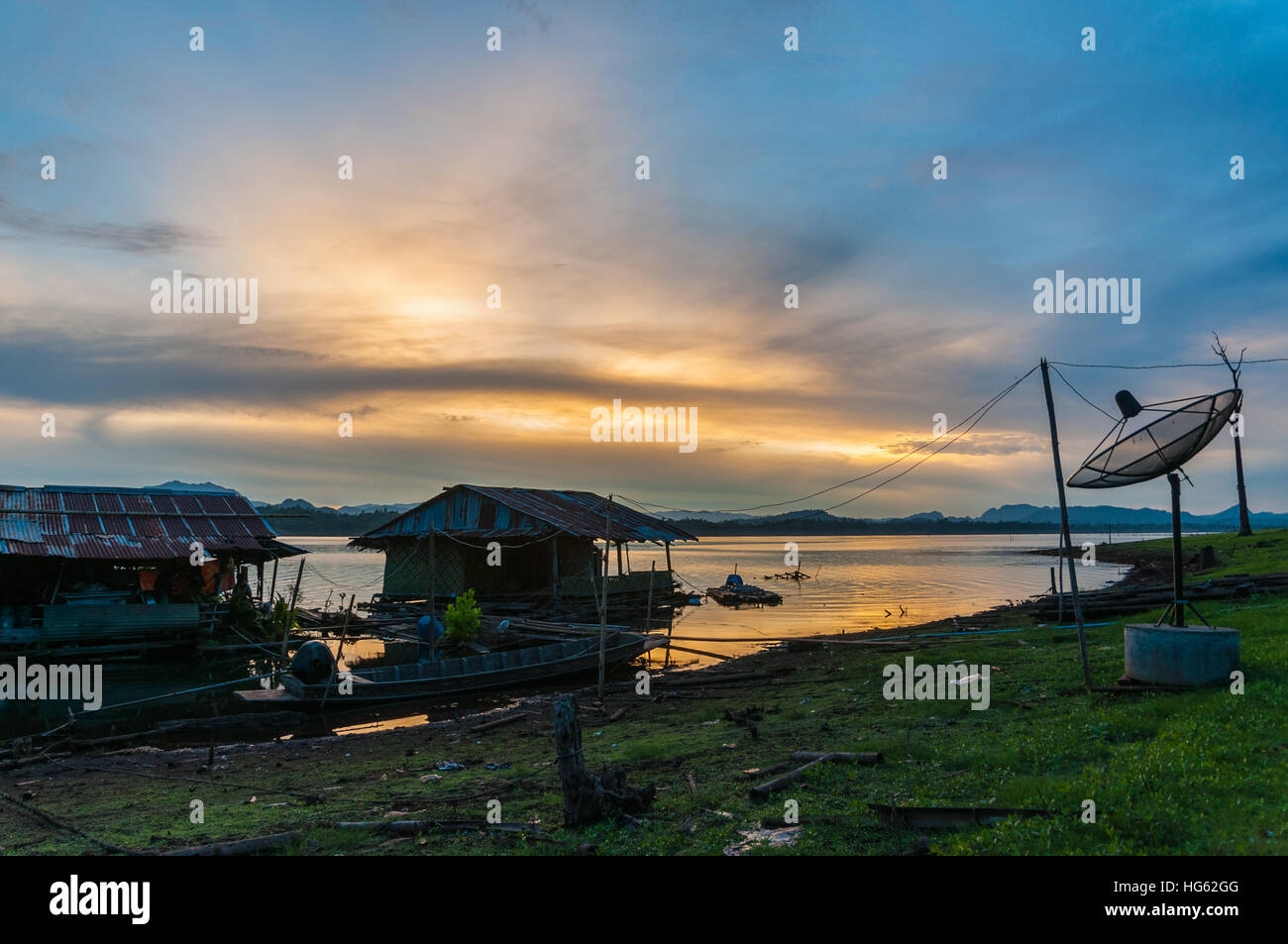 Raft house floating on a lake in Thailand Stock Photo - Alamy