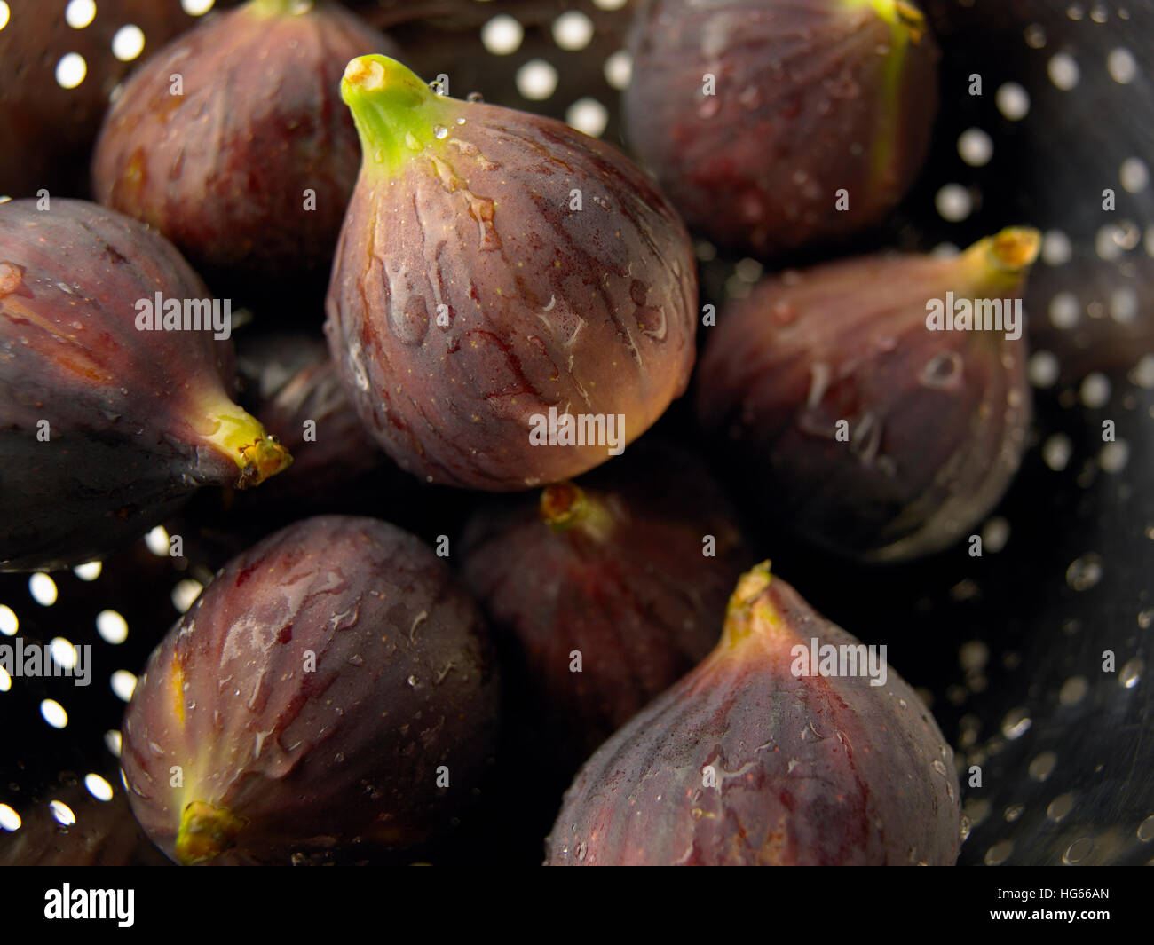 Brown figs in colander Stock Photo - Alamy