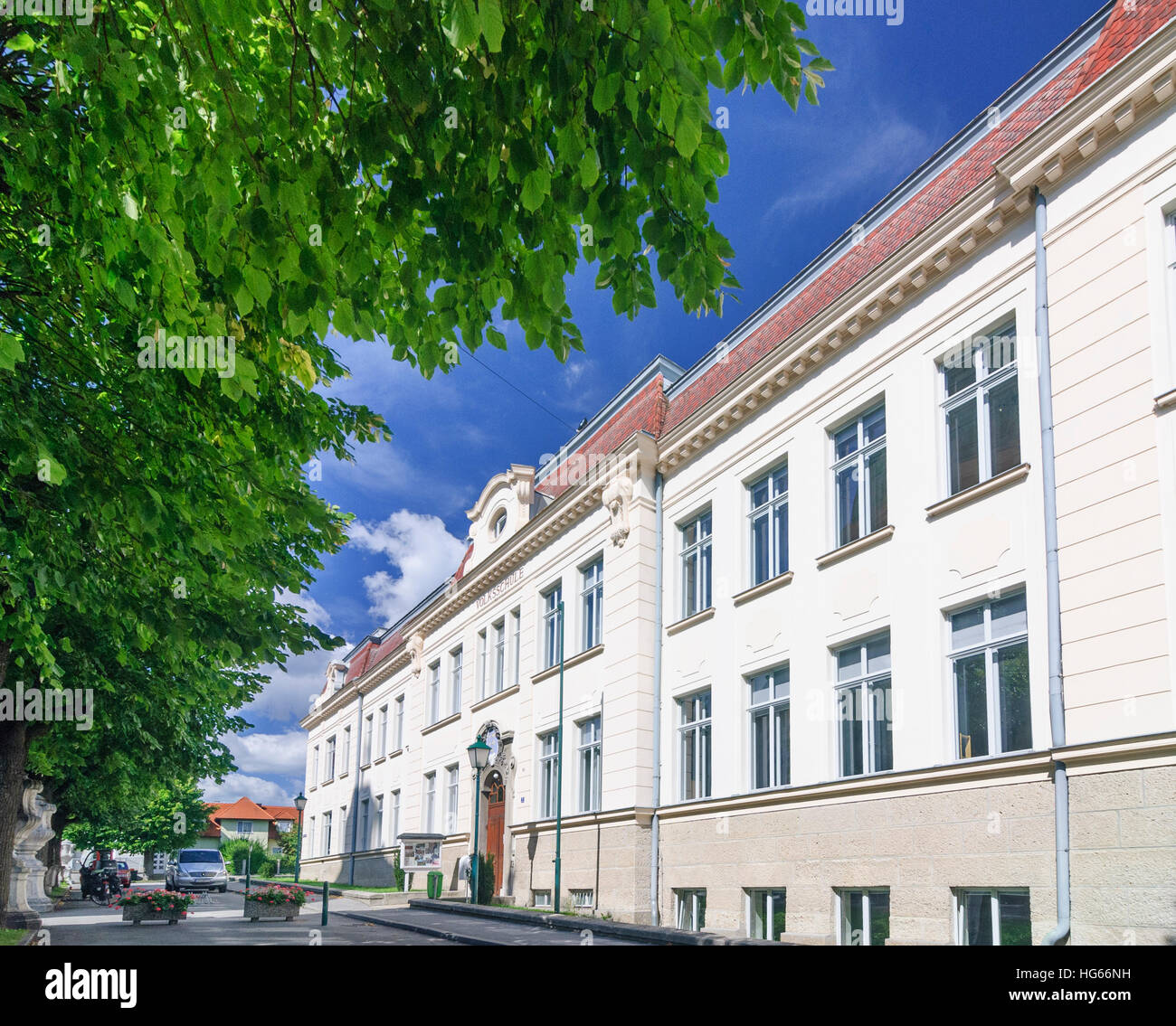 Berndorf: school Volksschule with the Berndorfer style classes ...