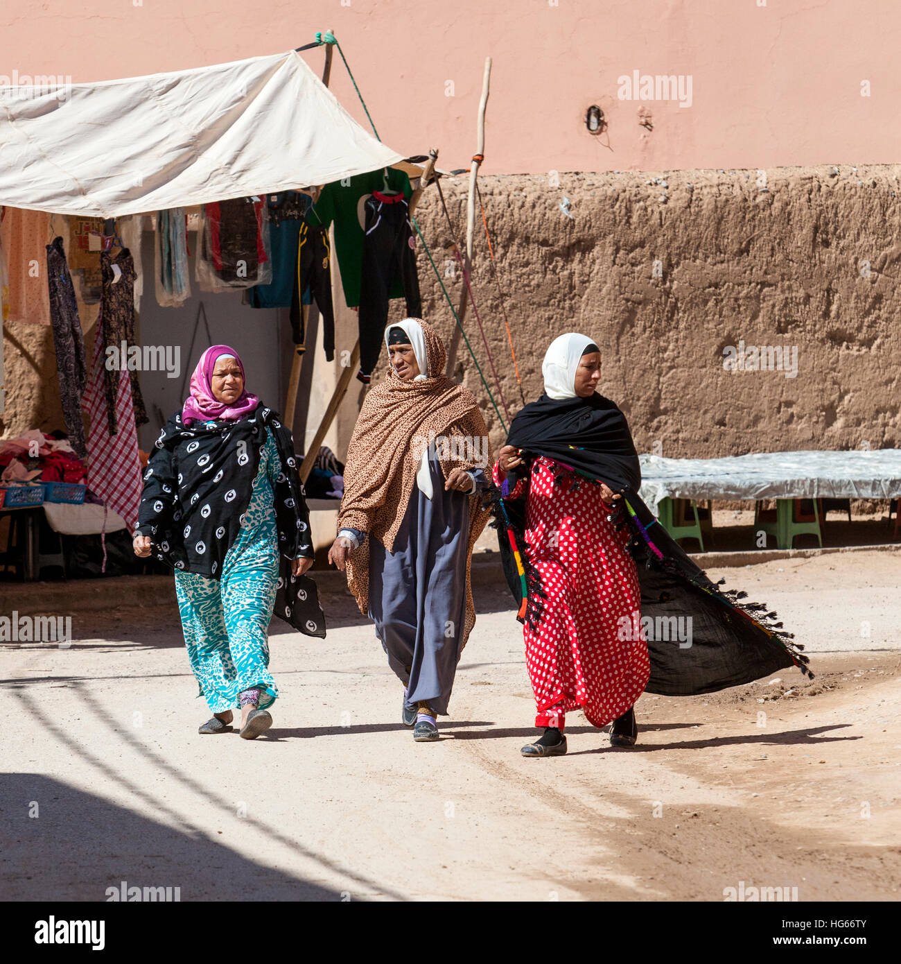 Arab women walking hi-res stock photography and images - Alamy