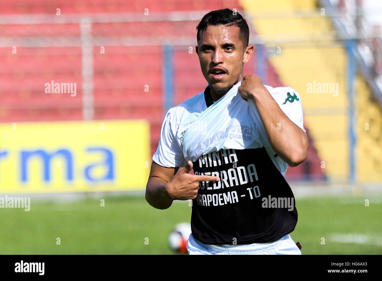 SÃO PAULO, SP - 04.01.2017: PÉROLAS NEGRAS X GOIÁS - Rafael celebrates ...