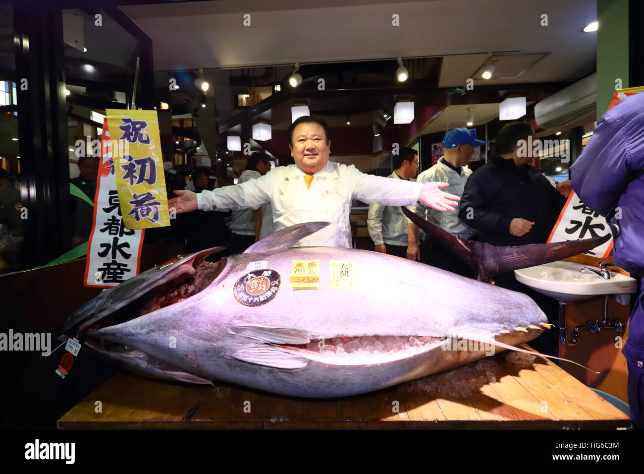 This years record breaking tuna at Tsukiji wholesale fish market on ...
