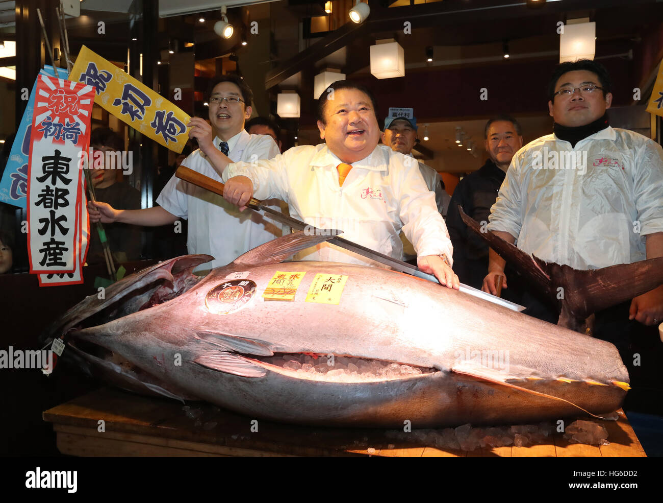 Tokyo, Japan. 5th Jan, 2017. President of sushi restaurant chain Sushi ...