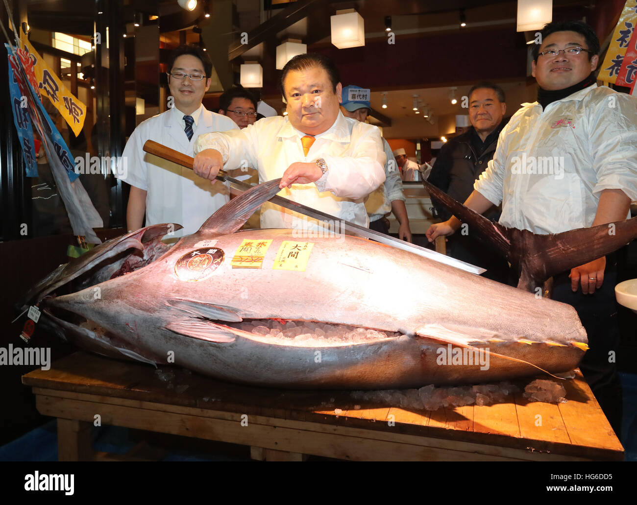 Tokyo, Japan. 5th Jan, 2017. President of sushi restaurant chain Sushi ...