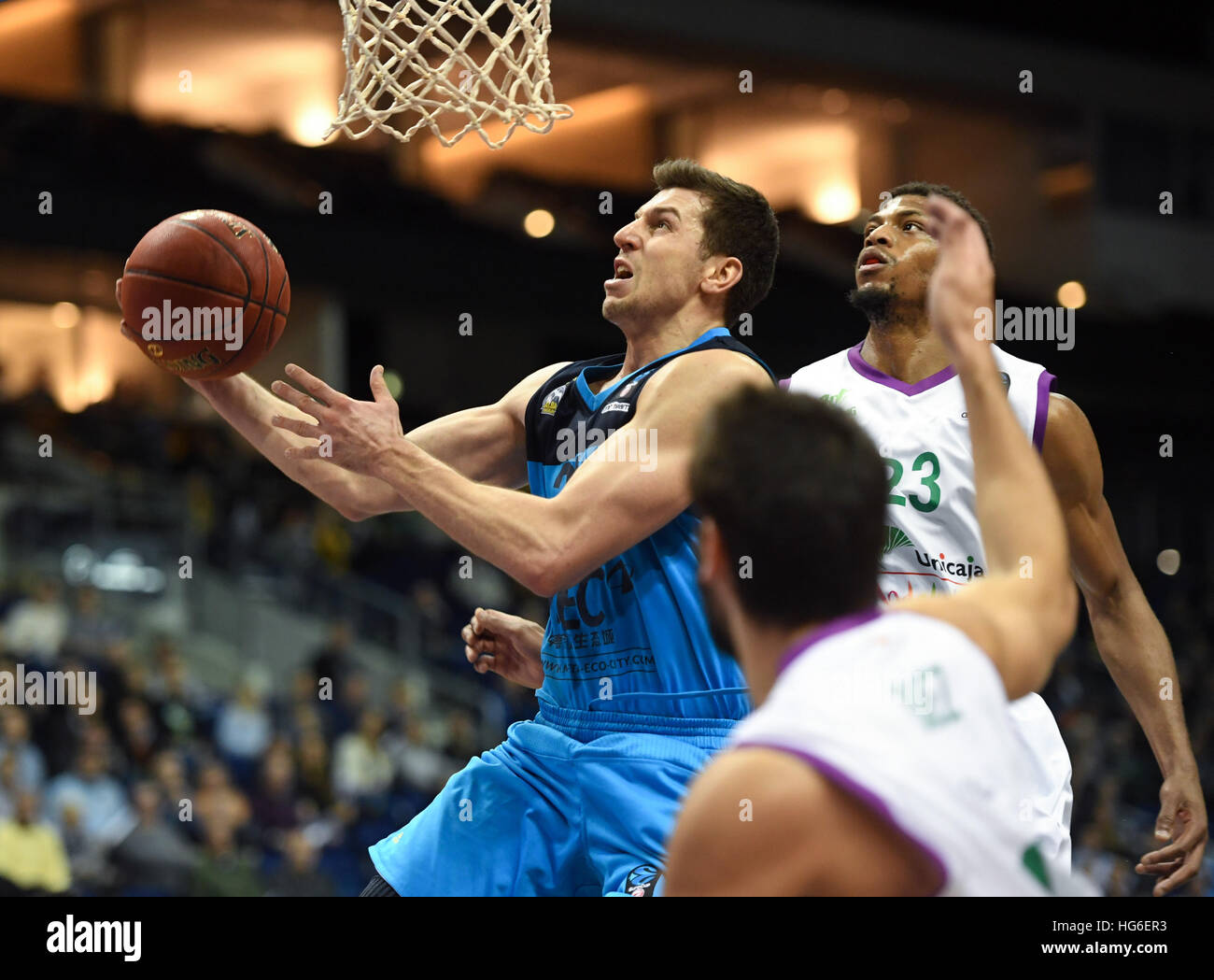 Berlin's Dragan Milosavijevic (L) attempts to score a point during the ...