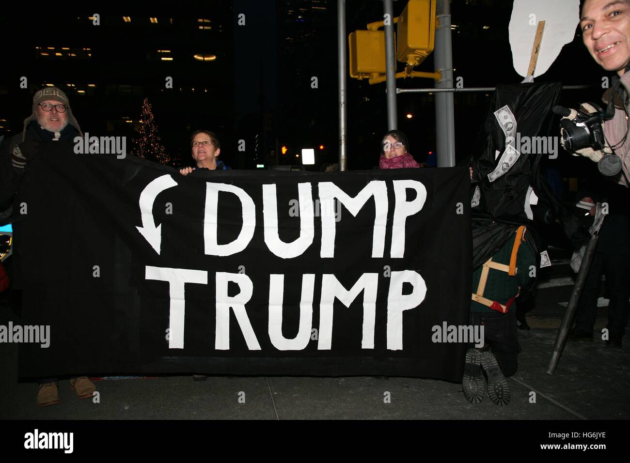 Dump trump crawl hi-res stock photography and images - Alamy