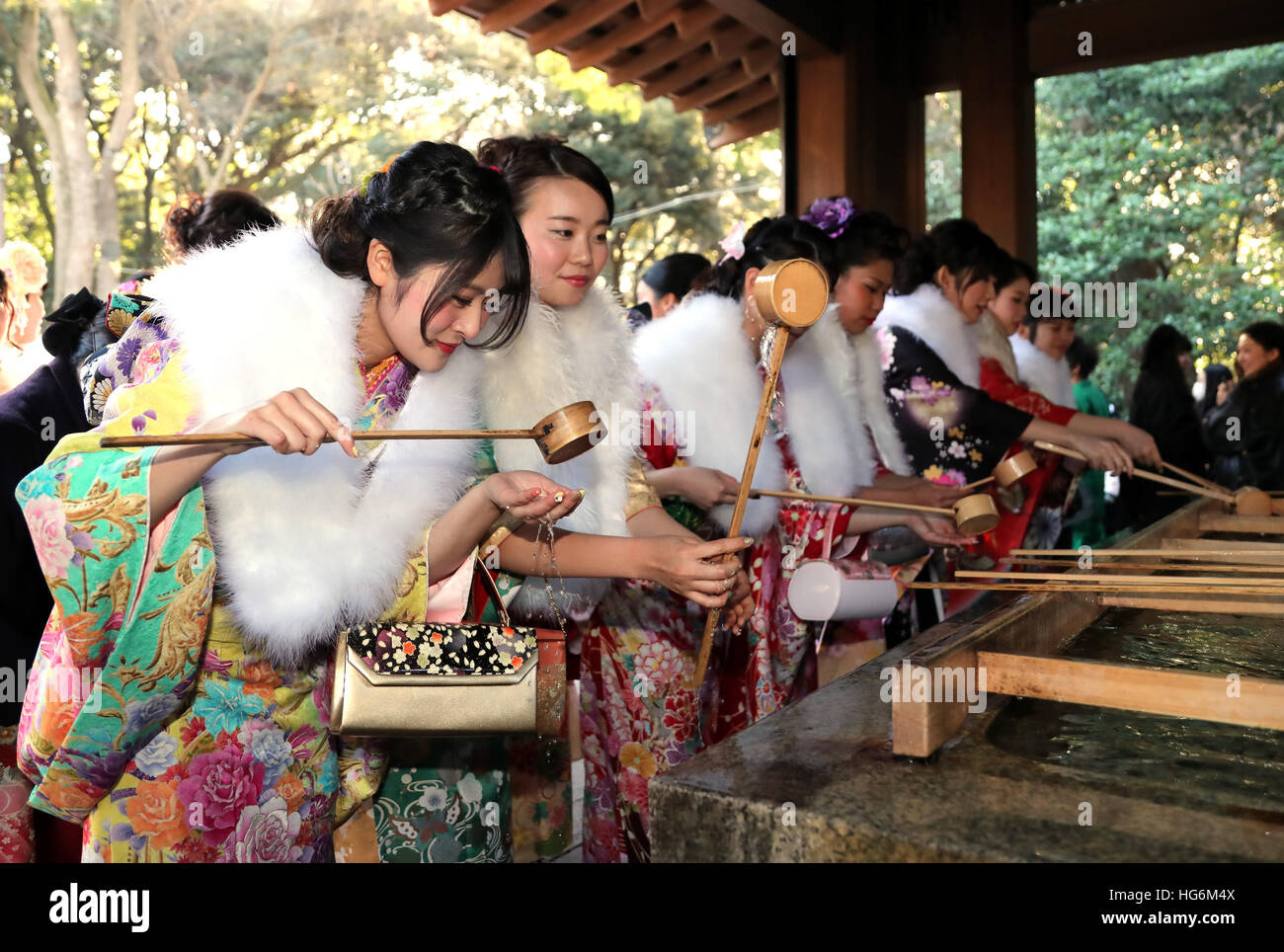 Tokyo, Japan. 6th Jan, 2017. 20-year-old female tour guides dressed in ...