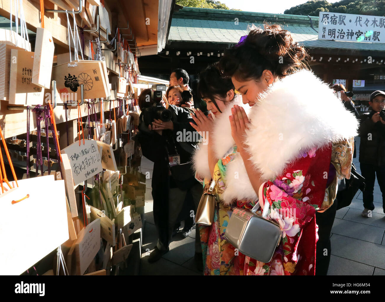 Tokyo, Japan. 6th Jan, 2017. 20-year-old female tour guides dressed in ...