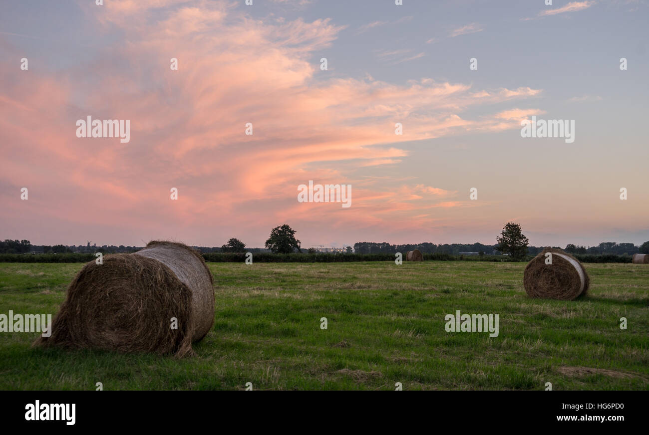 Hay bale at sunset hi-res stock photography and images - Alamy